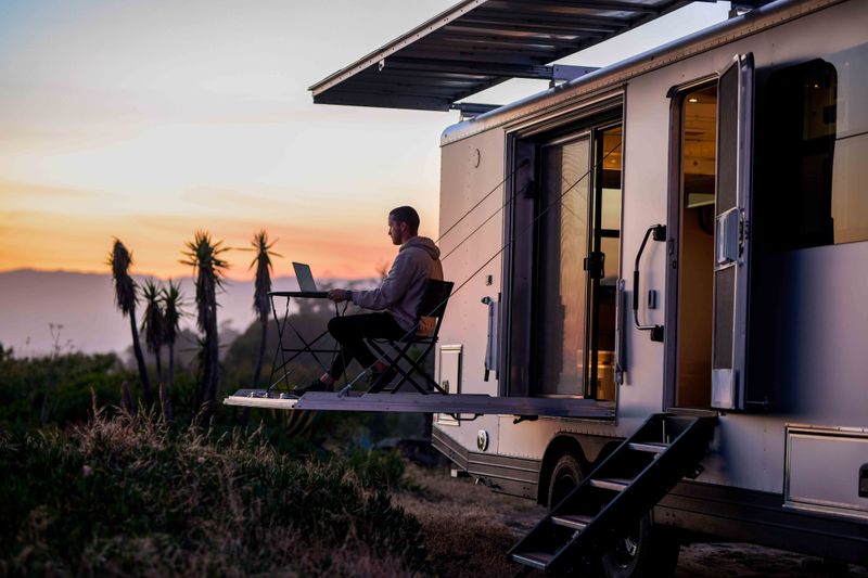 Living Vehicle : Luxury Unplugged