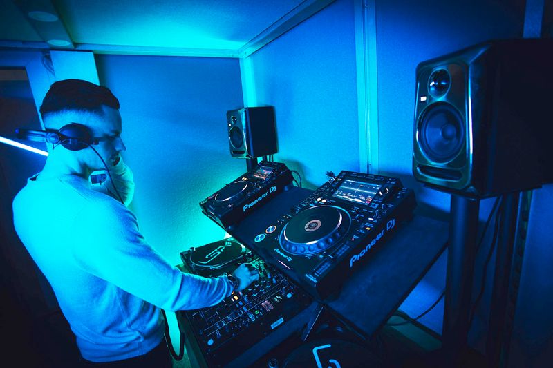 Studio Hire | London | LSA DJ & Music Production Courses