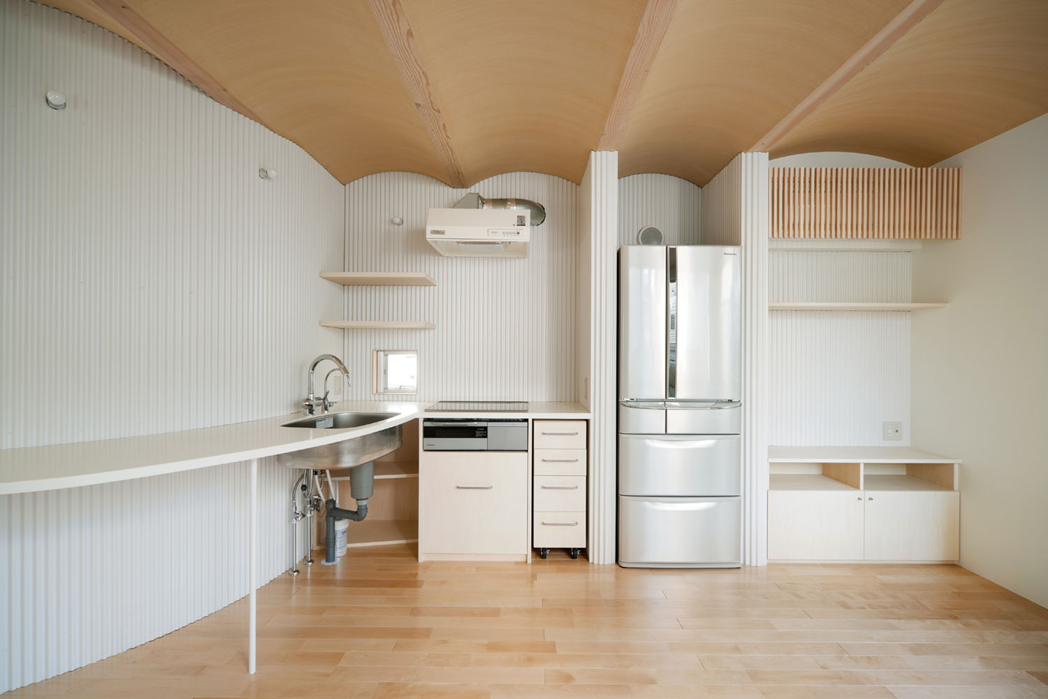 Nami-Nami (Waving) House by Yoshinori Sakano Architects