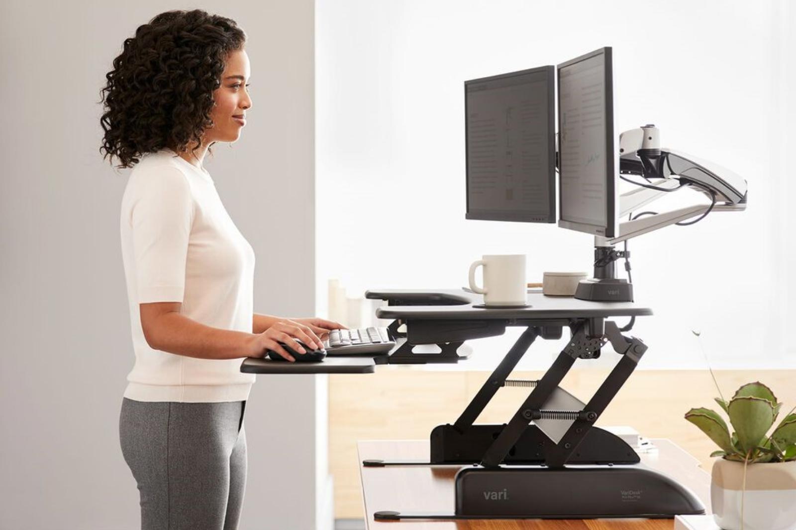 10+ Best Desks For Graphic Designers