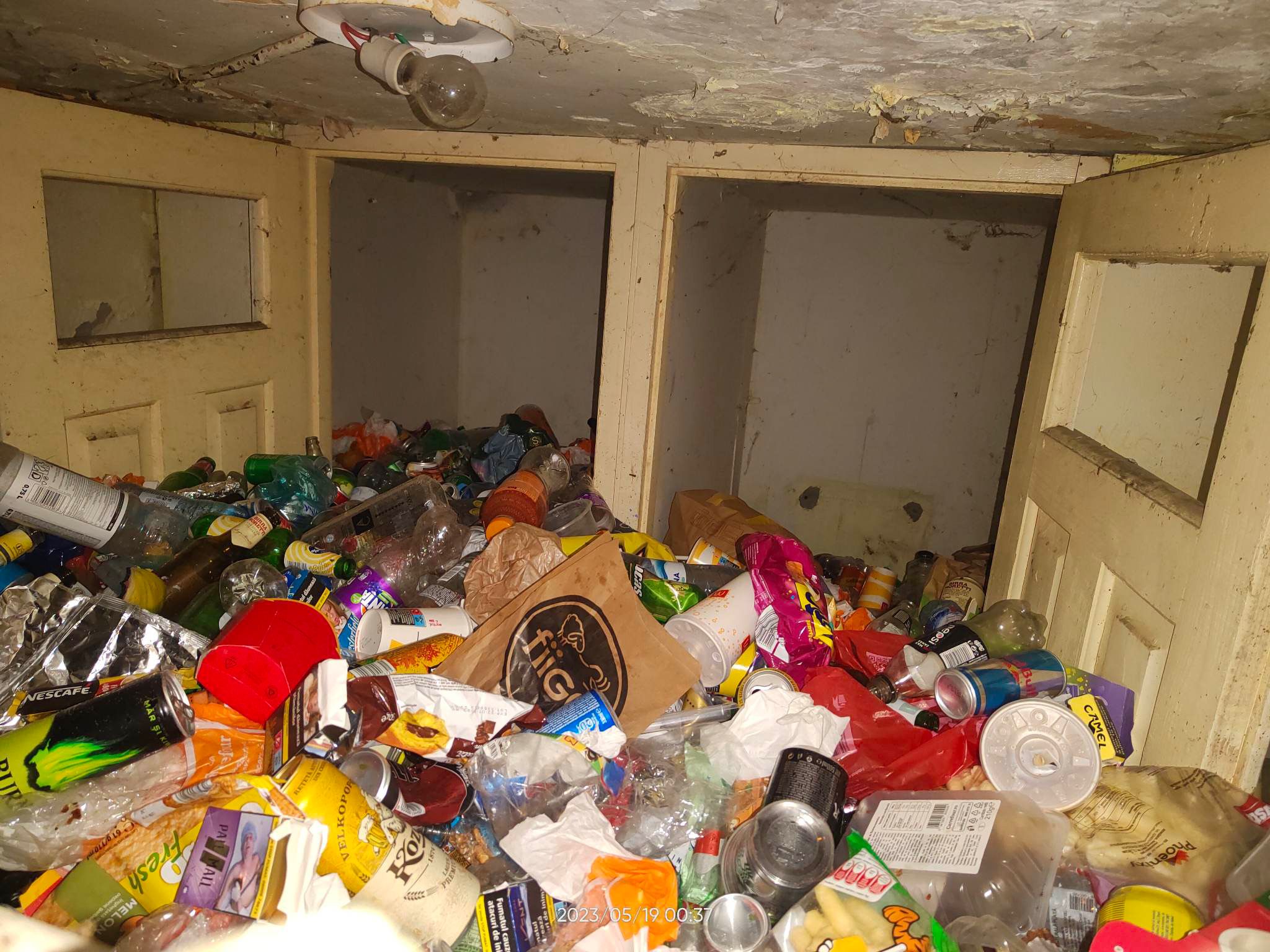 FOTO. Ceasul floral din inima Timişoarei a ajuns o groapă de gunoi