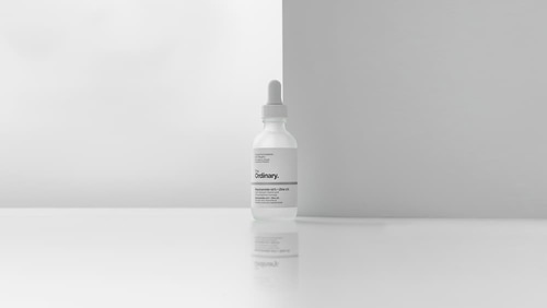 Create a realistic product reflection in Photoshop