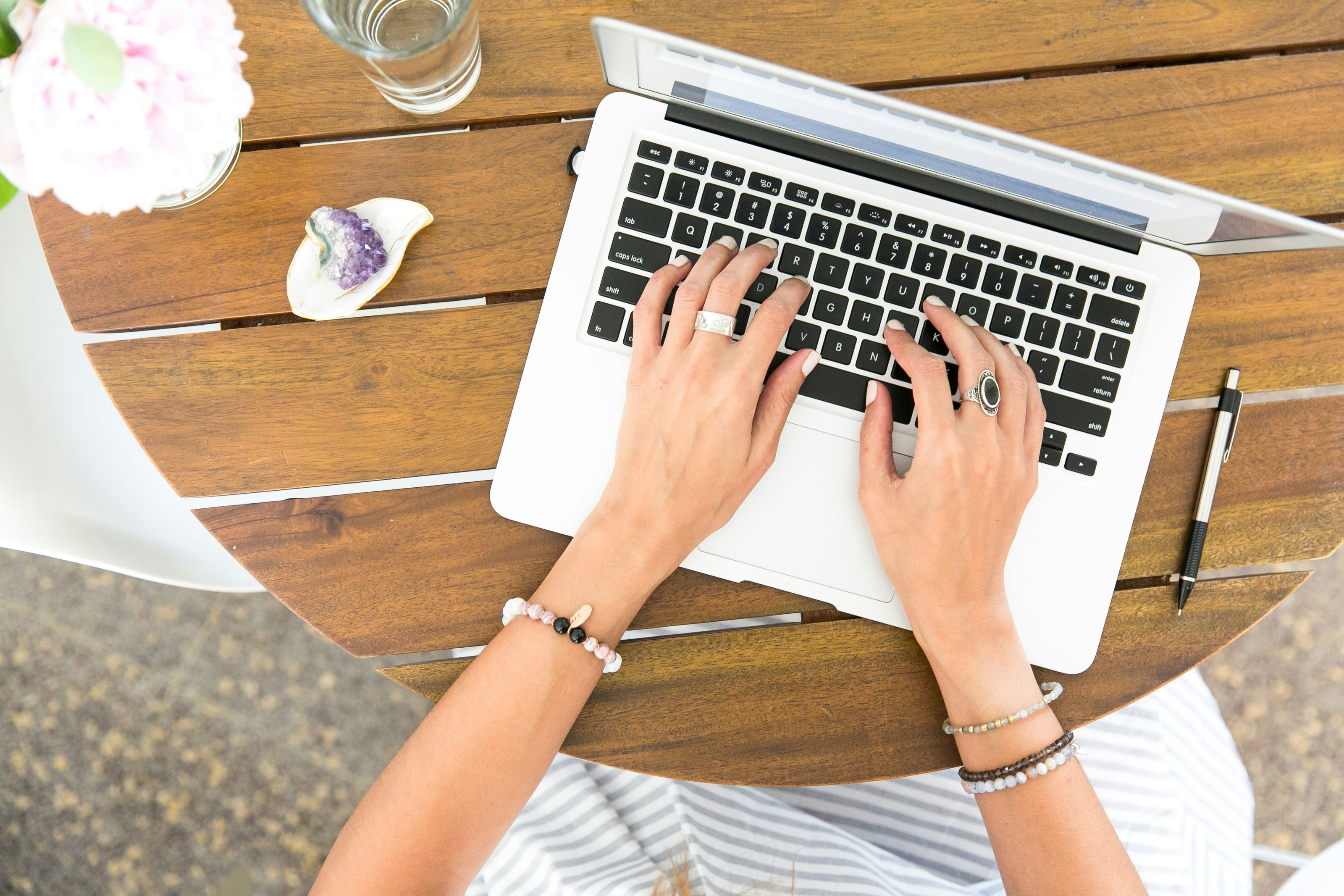 Meta Ads vs LinkedIn Ads (2026) : e-commerce vs B2B, créativité vs ciblage