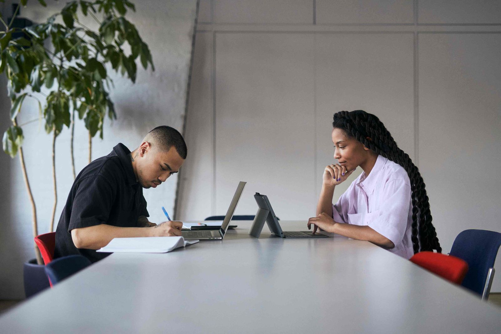 Leaders vs. Managers: Understanding Roles and Differences