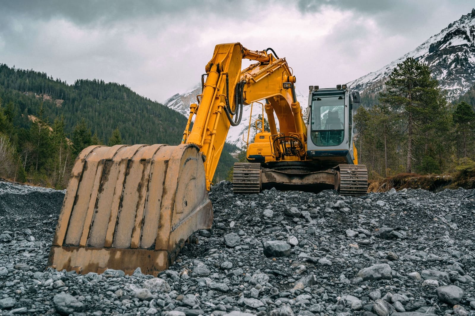 Heavy-duty Vehicles - Industry Solutions | Ultra Controlo