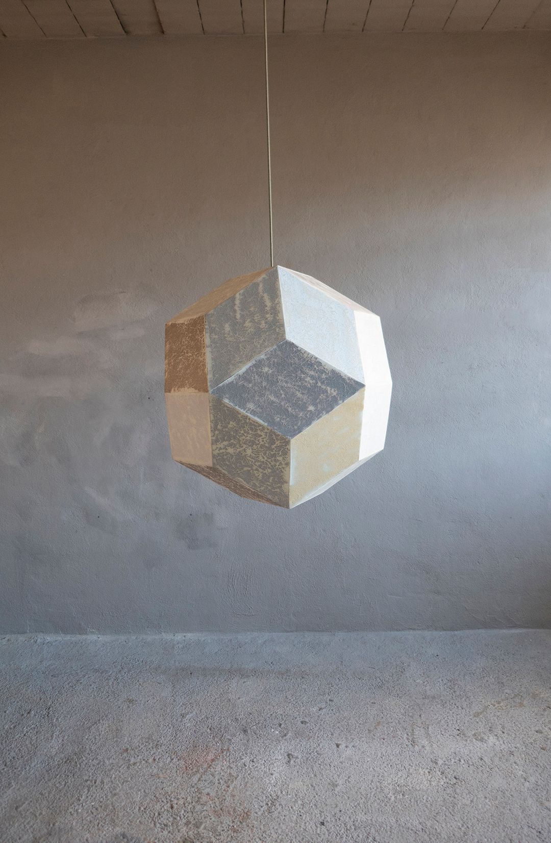 Unico Fluttuante Oggetto / Unique Floating Object