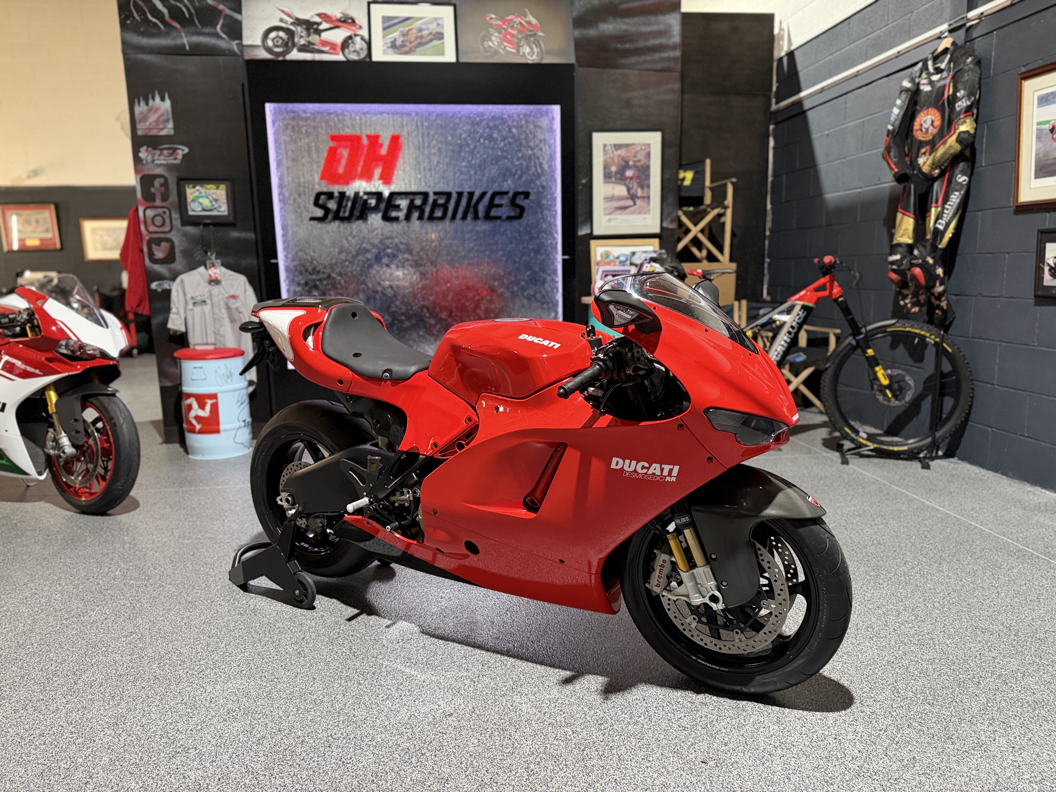 NEW OLD STOCK DUCATI DESMOSEDICI RR ROSSO D16RR 2 MILES PX SWAP Ducati