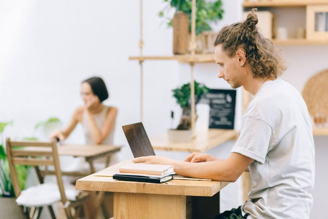 Desk sharing etiquette: Tips for maintaining a respectful workspace