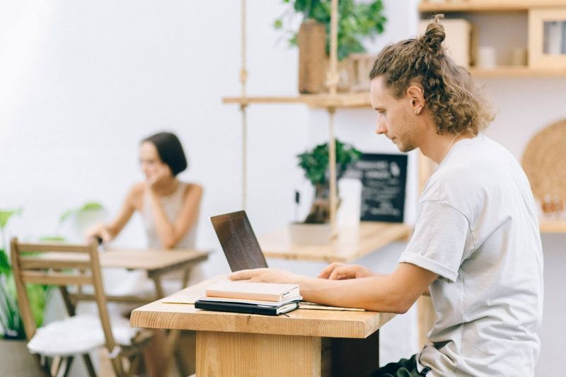 Desk sharing etiquette: Tips for maintaining a respectful workspace