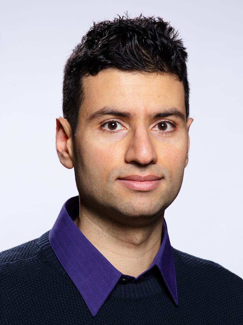 Addressing Label Shift in Distributed Learning via Entropy Regularization