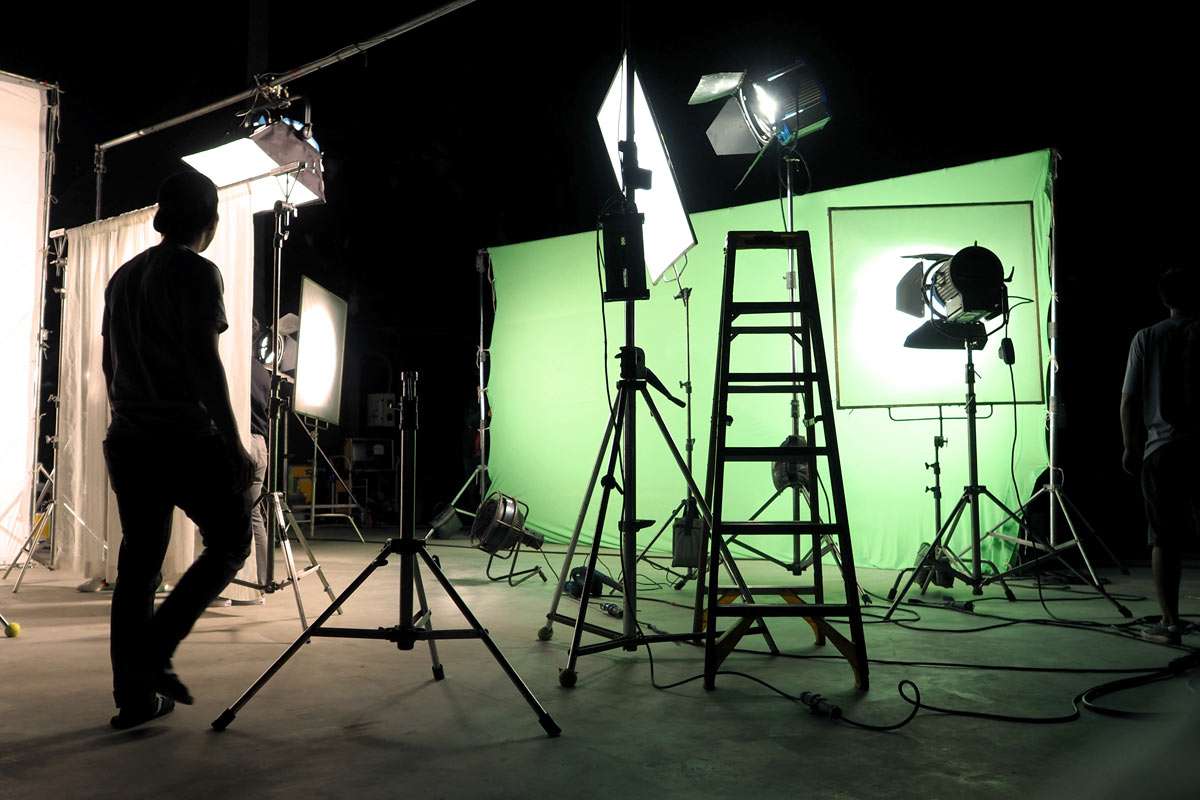 Blue screen vs. green screen: figuring out which you need | Evercast Blog
