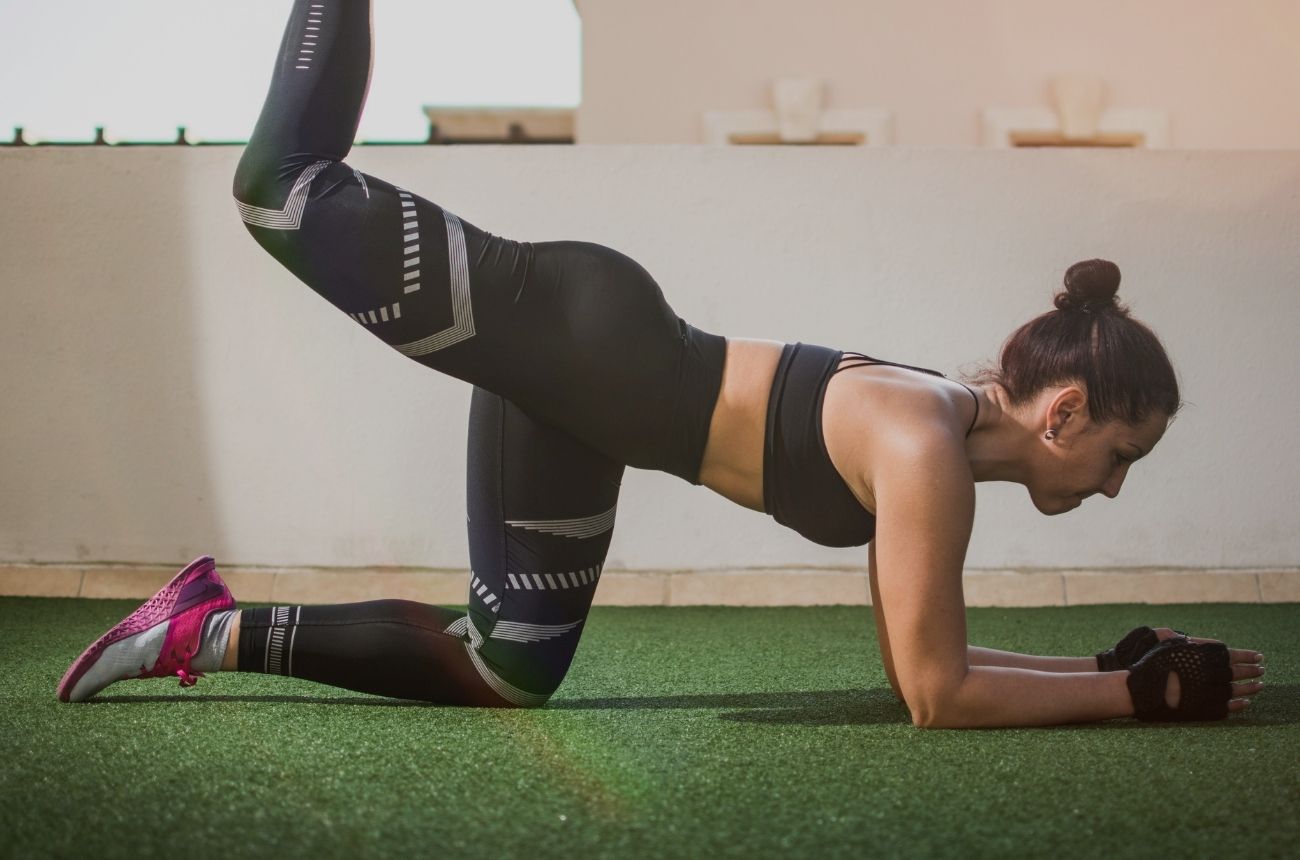 Kickbacks Exercise Guide: Benefits, How To Do It & More - blog.cult.fit