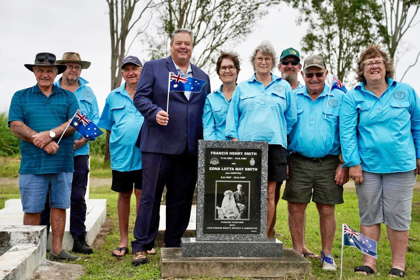 Flags Laid For Soldiers At Proserpine Cemetery - Mackay Whitsunday LIfe