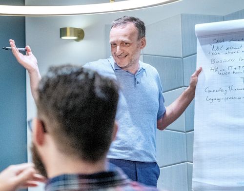 40 Best team building activities for large work groups | Surf Office