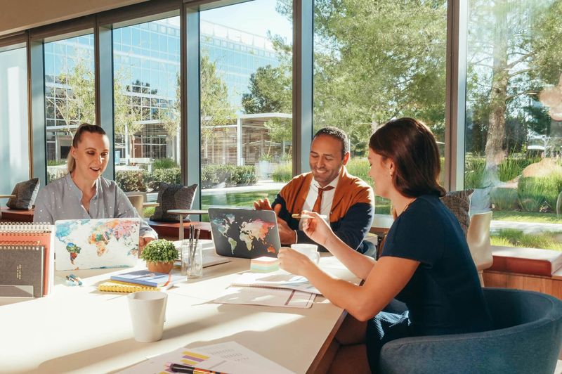 8 Common workplace issues and how to solve them | Surf Office