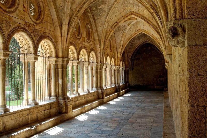 What's the difference between a monastery and an abbey? | RITRIT