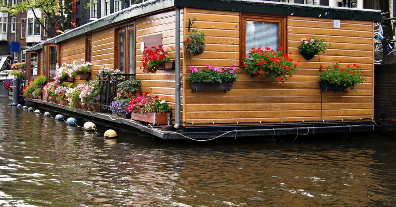 How Houseboats Float | LakeWizard