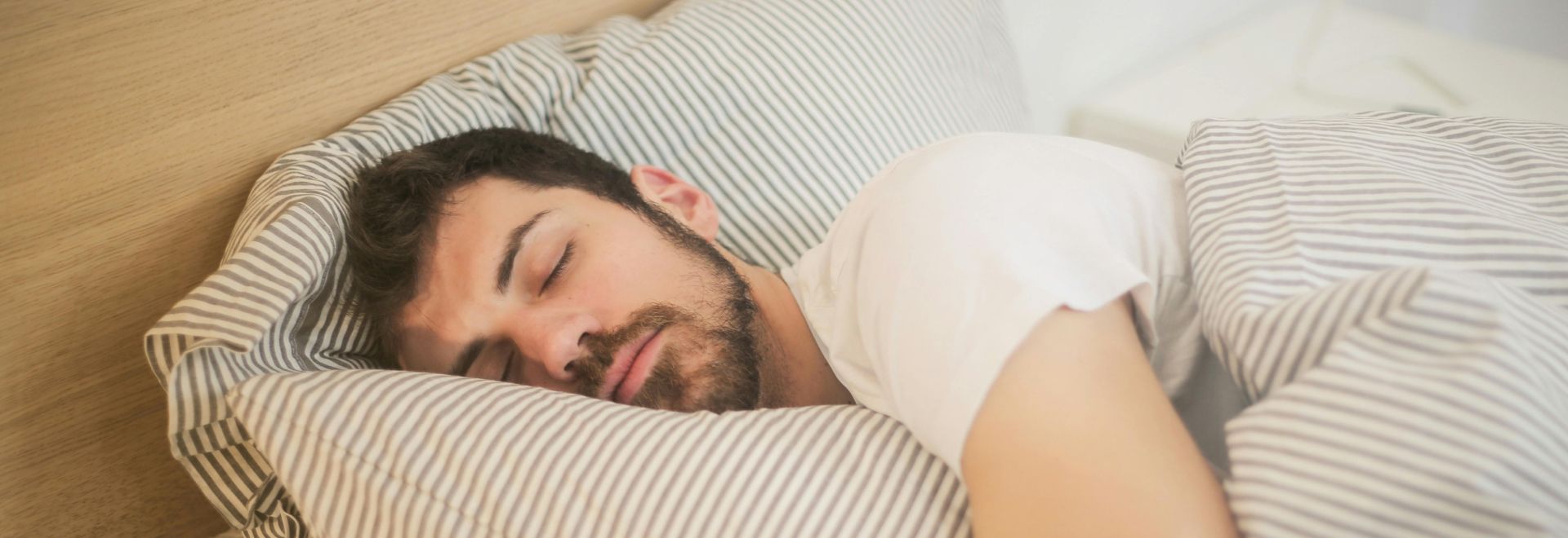 How to Go to Bed Earlier: A Guide to Better Sleep - Strut Blog
