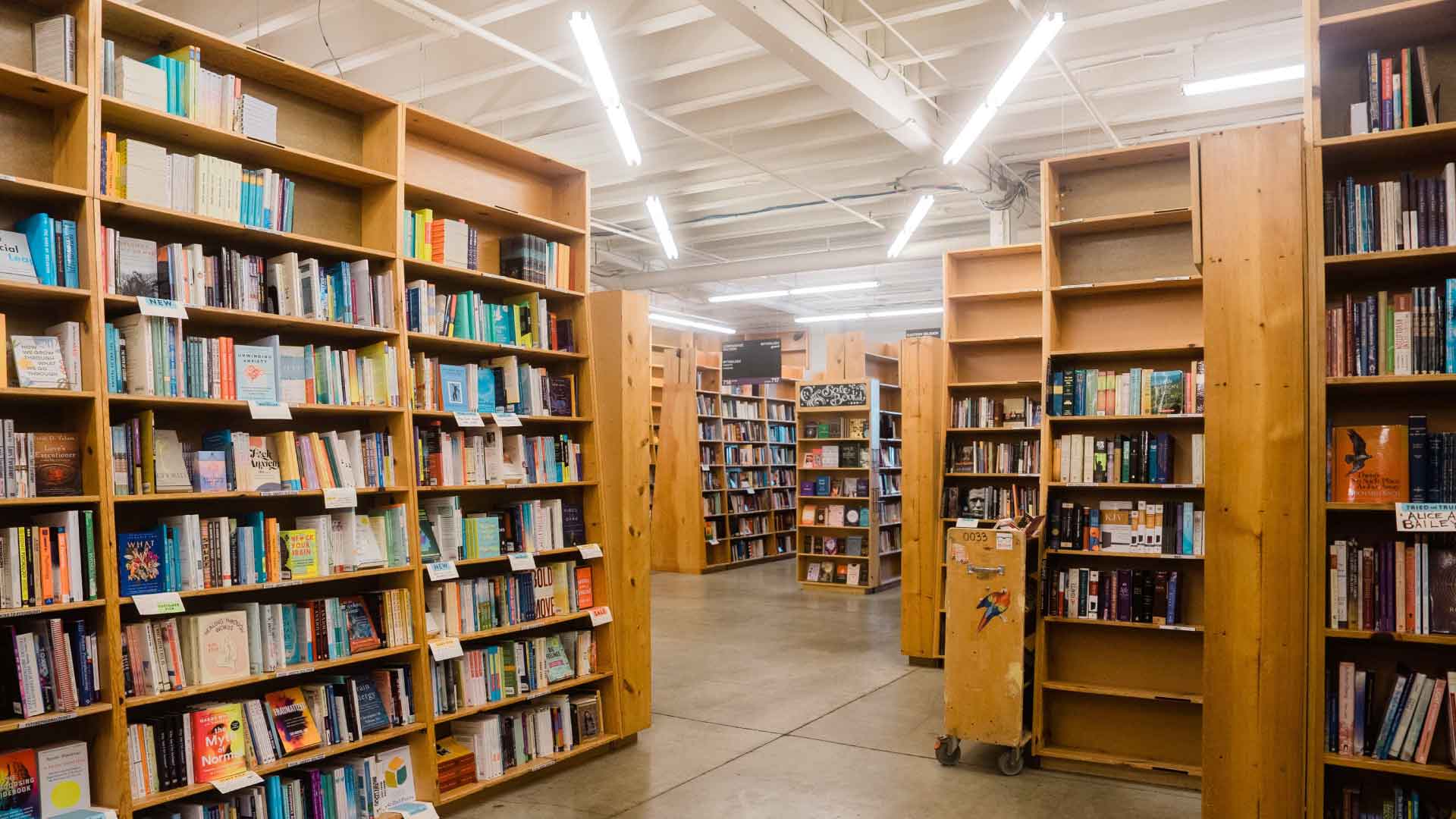 What to Know Before Visiting Portand, Oregon's Powell's City of Books ...
