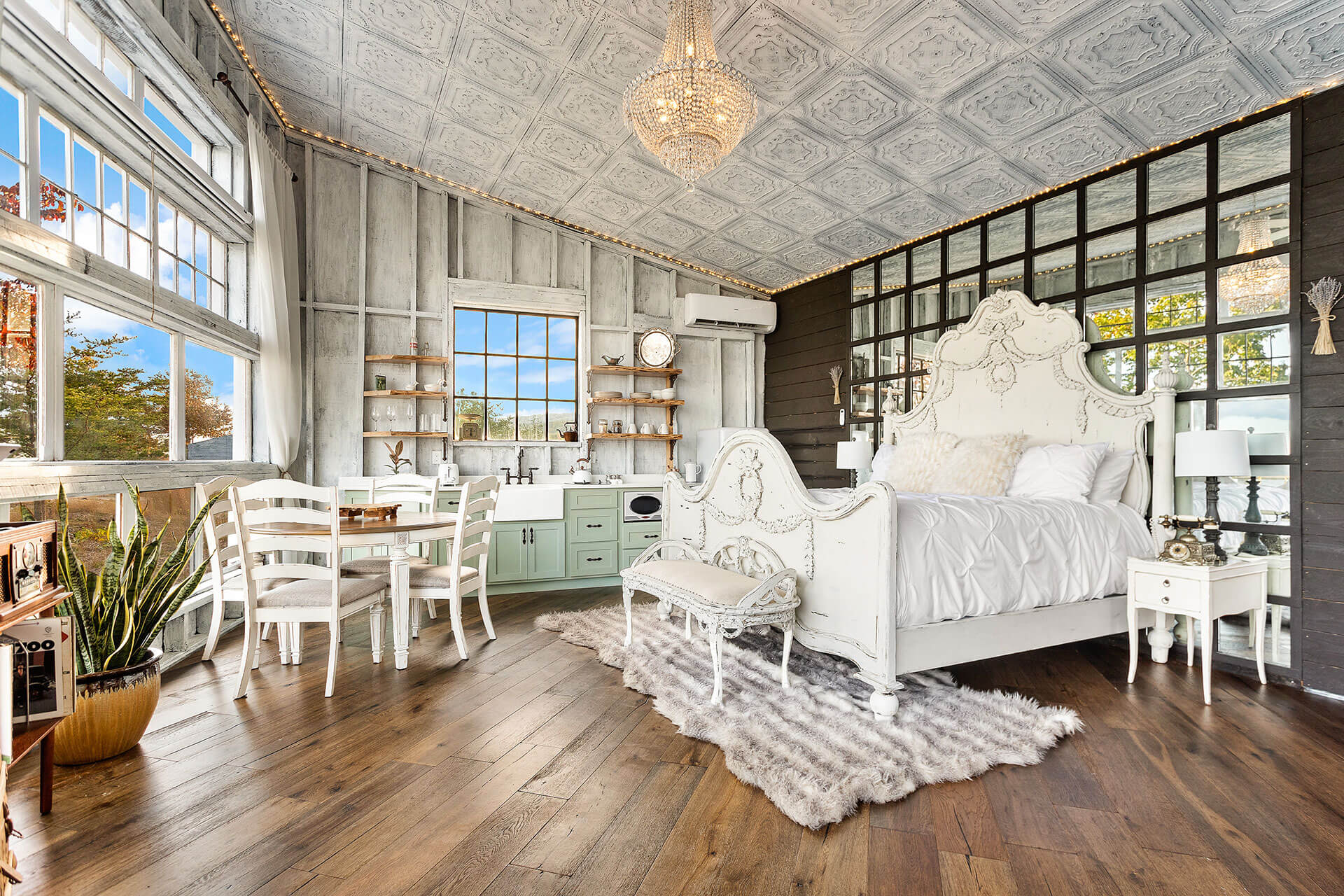 Virtual Tours at Bolt Farm Treehouse | 360 Tour of the Luxury Glamping ...