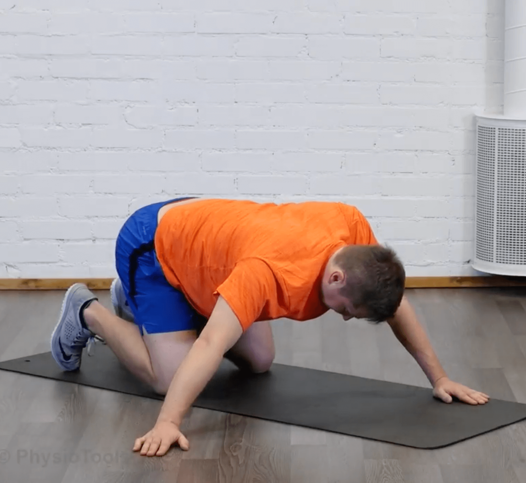 How to perform the Kneeling Chest Stretch - Physitrack