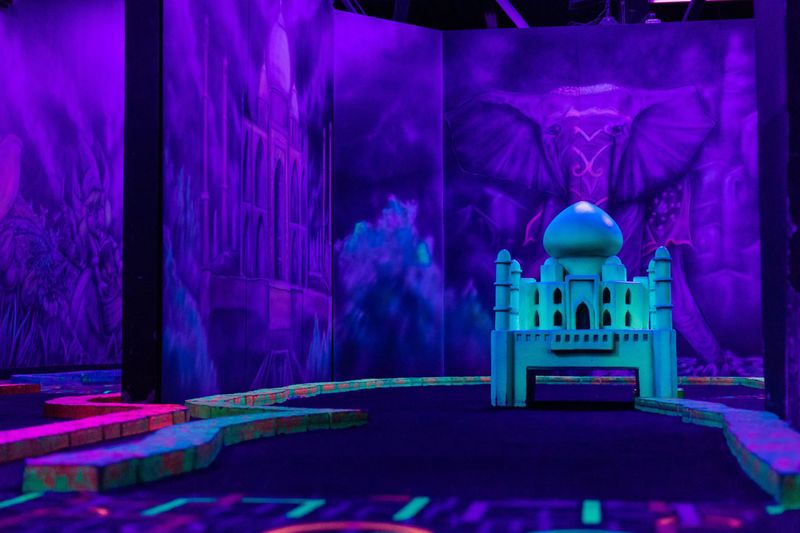 GLO Mini Golf: Immersive 3D Glow-in-the-Dark Mini Golf