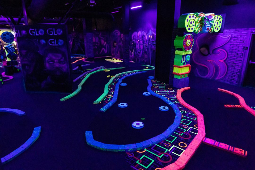 GLO Mini Golf: Immersive 3D Glow-in-the-Dark Mini Golf