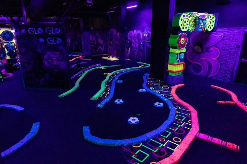 GLO Mini Golf: Immersive 3D Glow-in-the-Dark Mini Golf