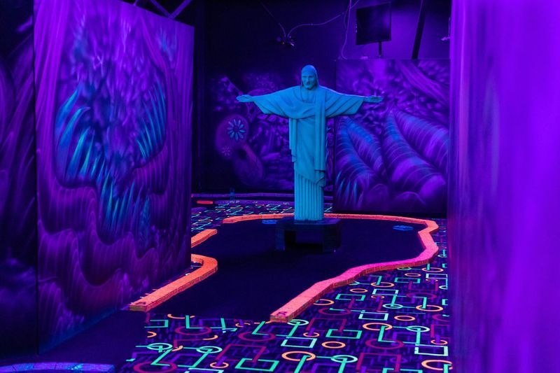 GLO Mini Golf: Immersive 3D Glow-in-the-Dark Mini Golf