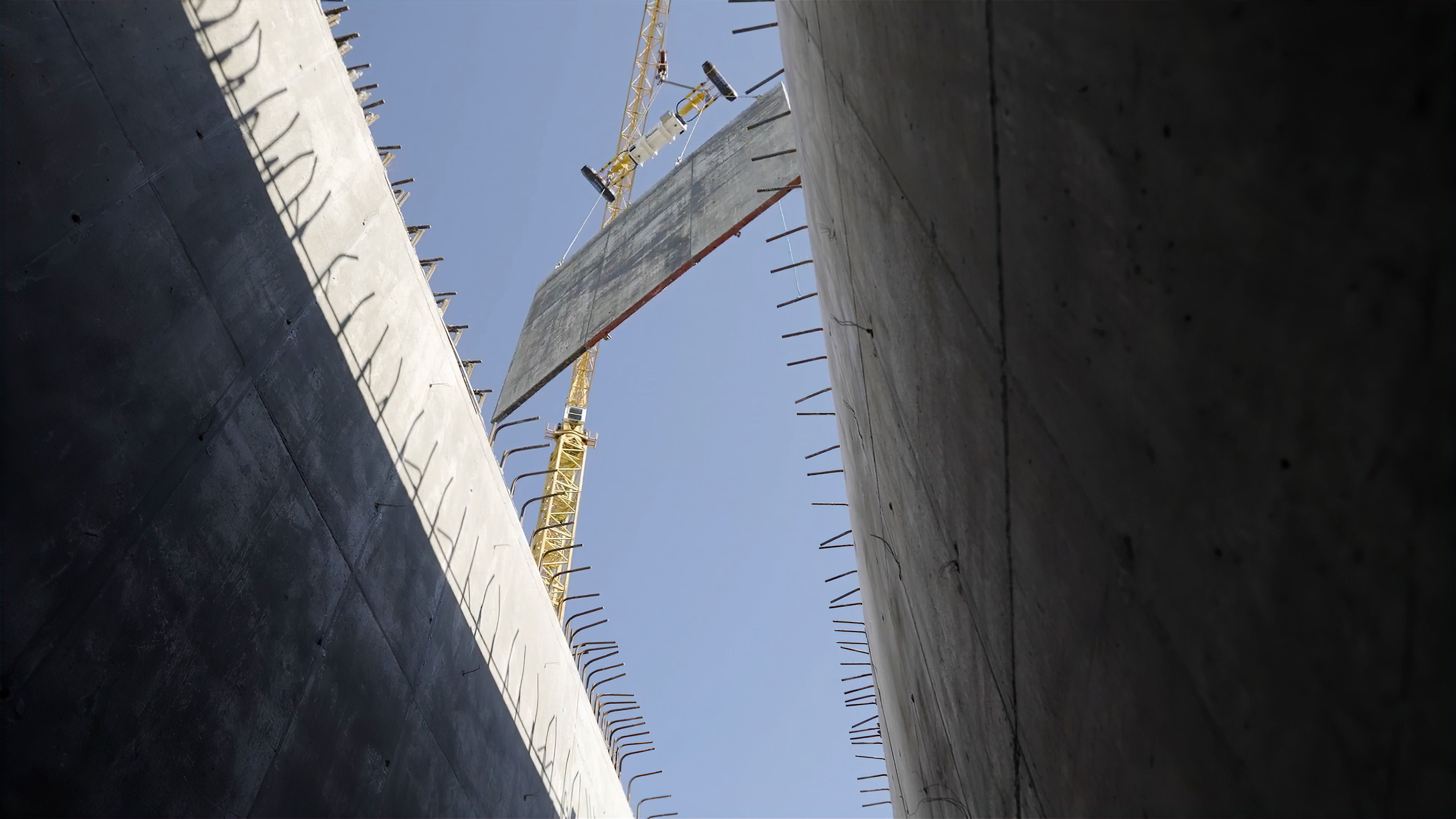 Mastering Crane Lifts in Challenging Conditions with PCL Construction ...