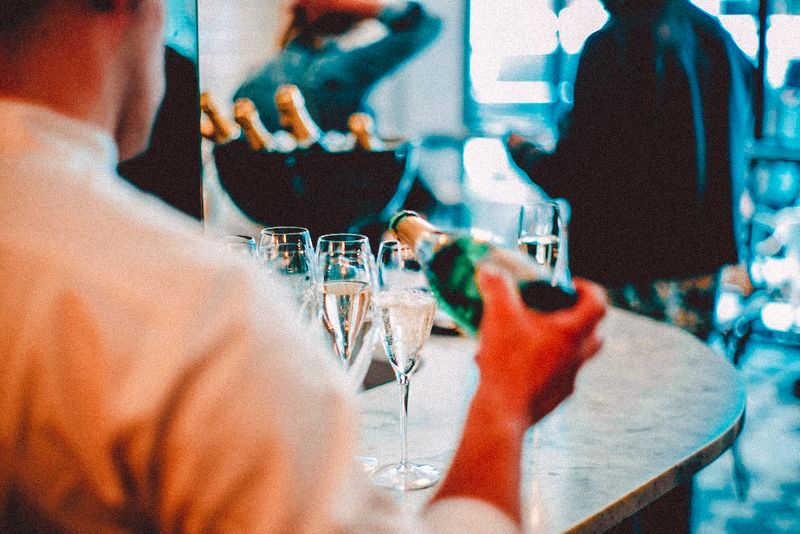 How to Become a Banquet Server | Qwick