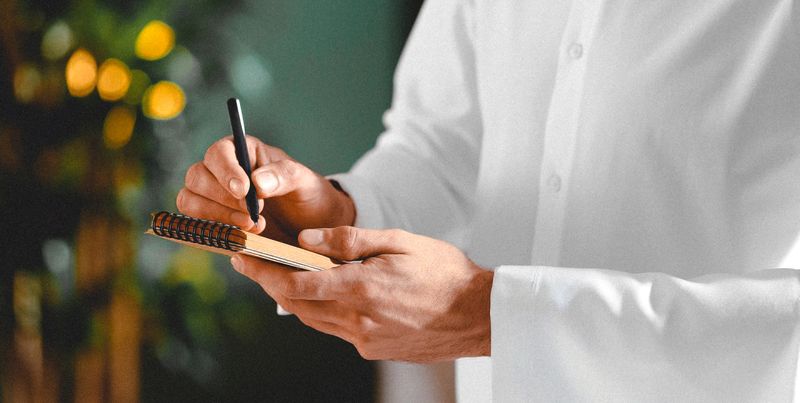 Restaurant Server Job Description: What to Include | Qwick