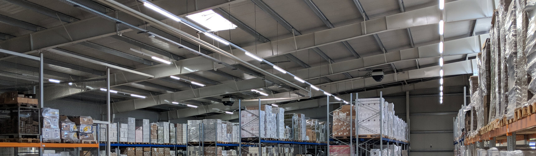 Betriebskostenreduzierung und Verbesserung der Ausleuchtung durch den Austausch der Lichtbänder ...