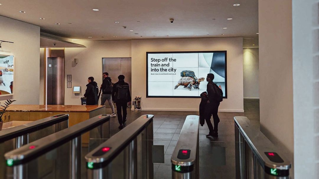 La publicité DOOH vs. OOH : Quelle est la différence