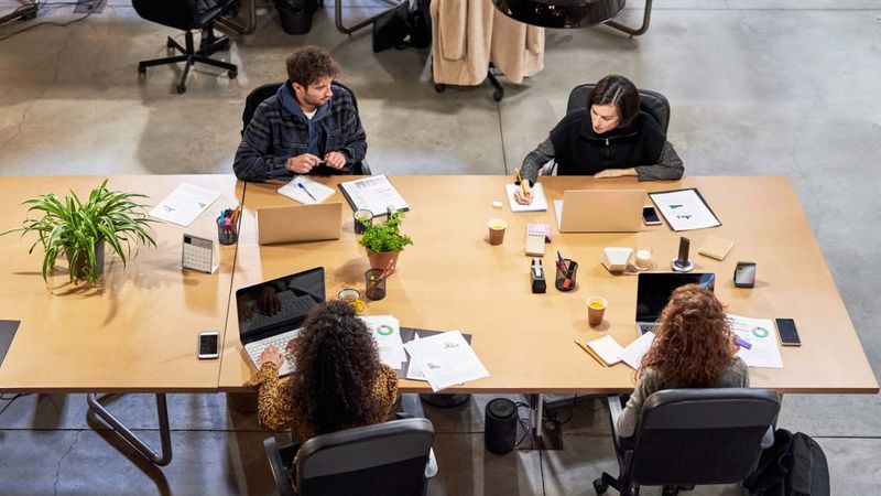 Everything You Need to Know About Workplace Management | Robin