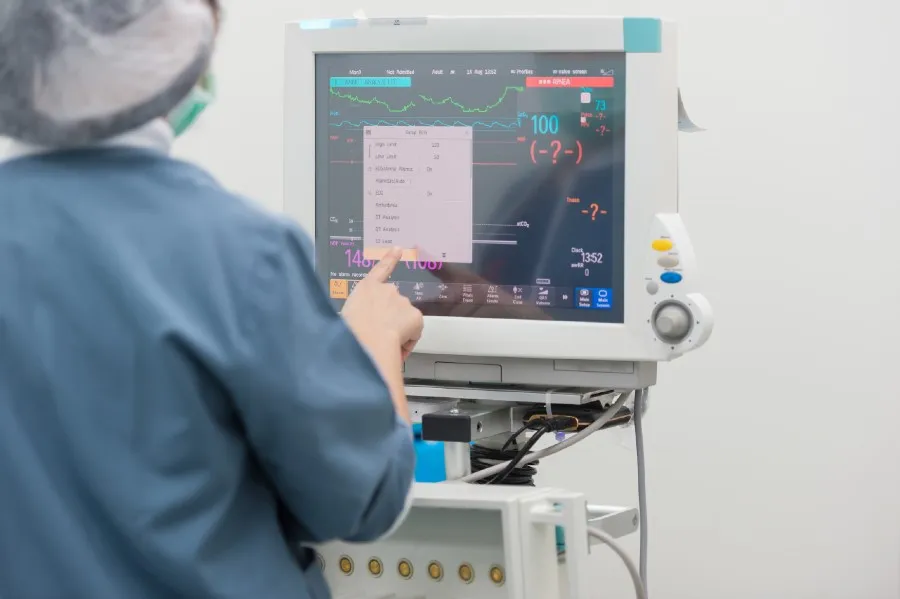 Intensive Care Unit (ICU) Specialty: Medical Meaning, Salary, Etc.