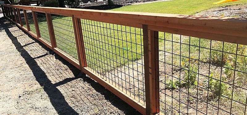 Detailed Vinyl Fence Costs [2025 Complete Guide]