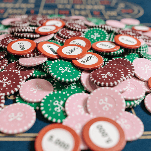 What do the different colors of poker chips mean? | JRZY