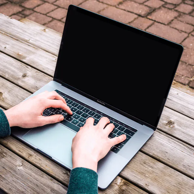 Macbook Pro Mockup w/hand