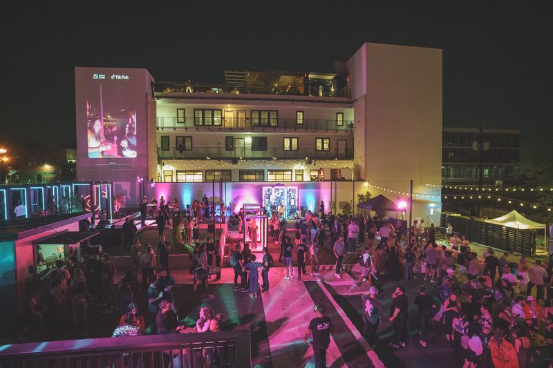 Inn Cahoots | Group Travel Hotel & Event Space