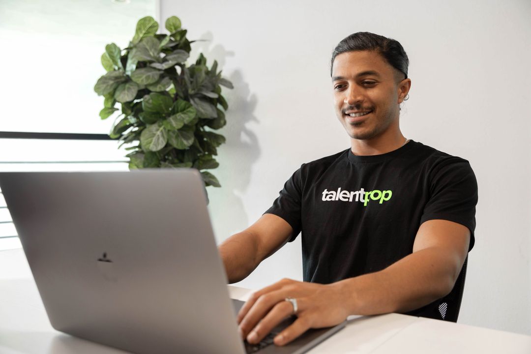 Hiring - Customer Service Agent | TalentPop