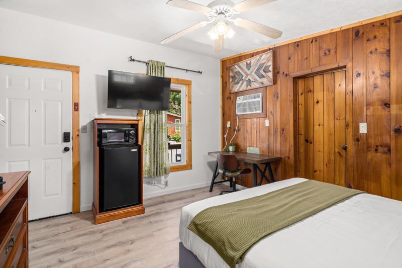 CedarWood Inn
