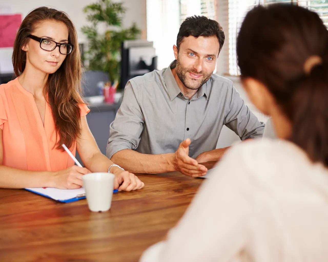 Un entretien d'embauche avec deux recruteurs et une candidate autour d ...