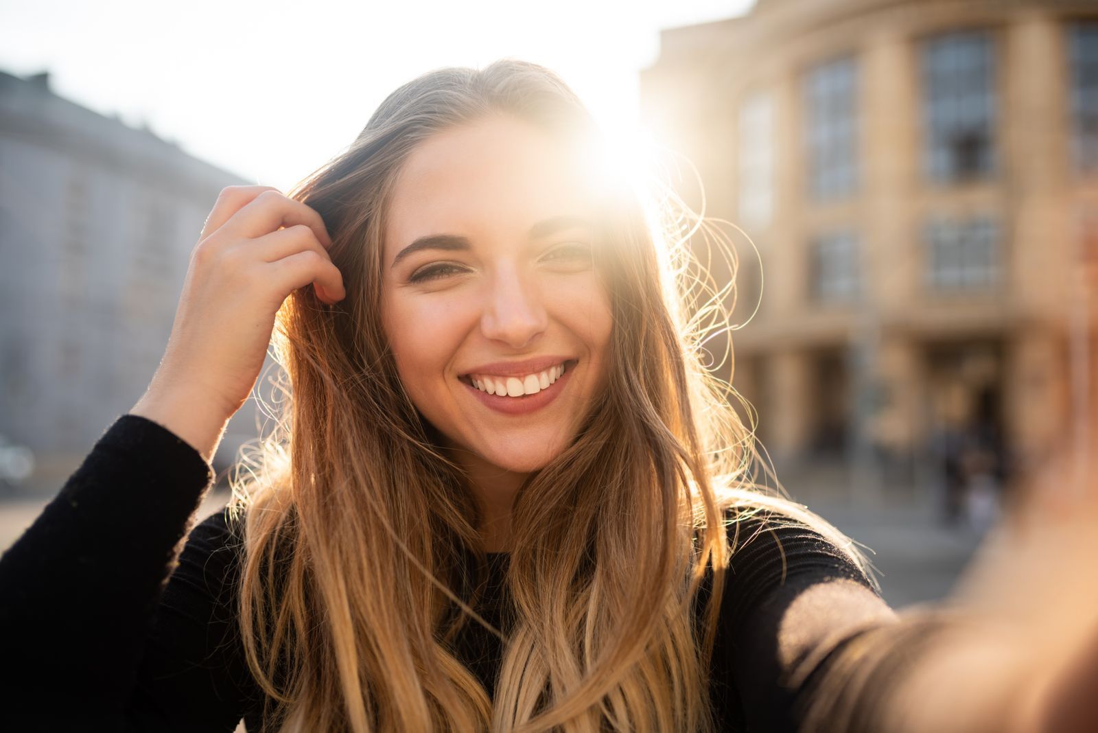 11 Best Selfie Poses + How to Pose for Selfies | Facetune