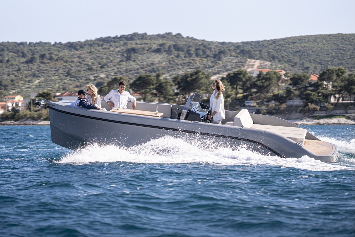 RAND Play 24: The Ultimate 24 ft Day Speed Boat for Watersports