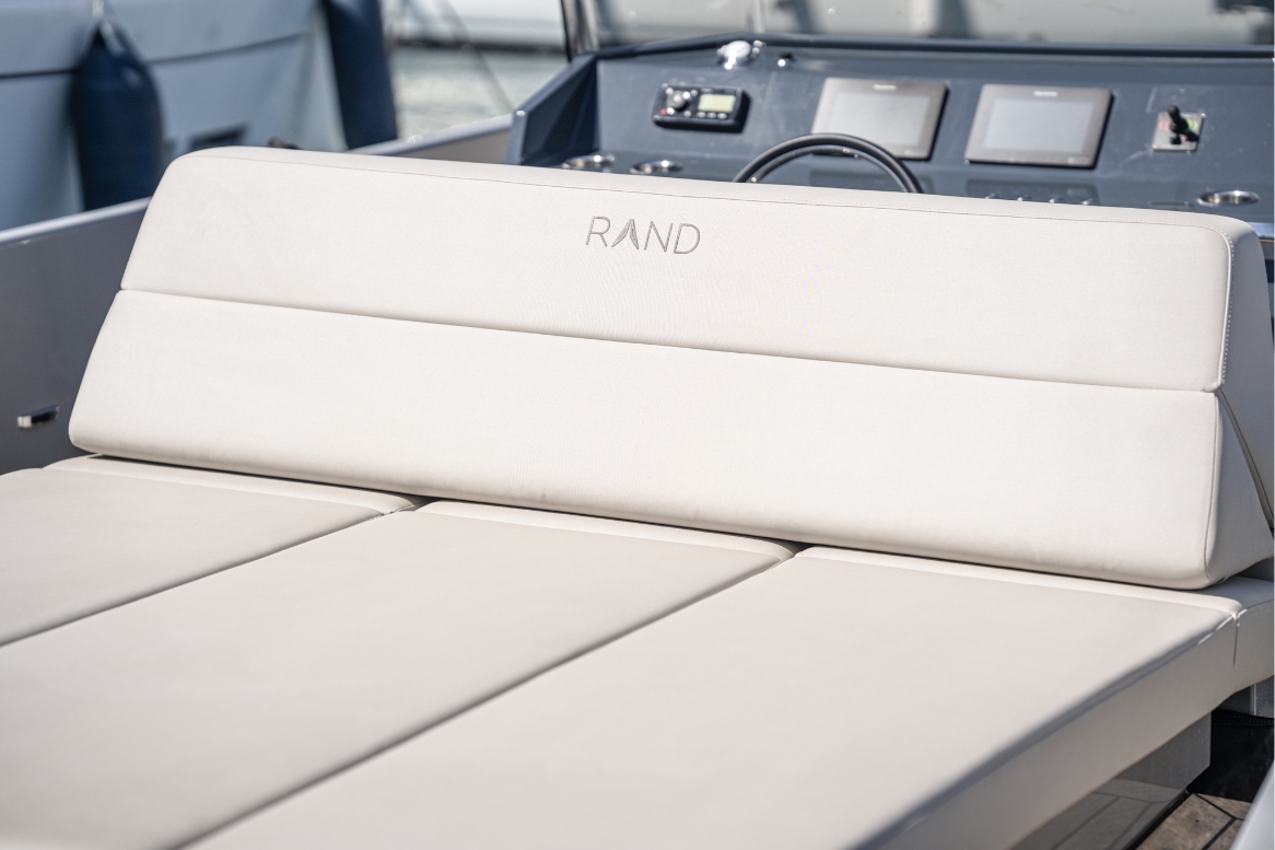 RAND Play 24: The Ultimate 24 ft Day Speed Boat for Watersports