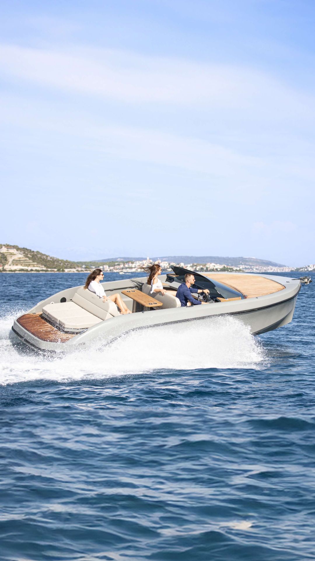 RAND Spirit 25: Stylish Classic Motorboat in Danish Design