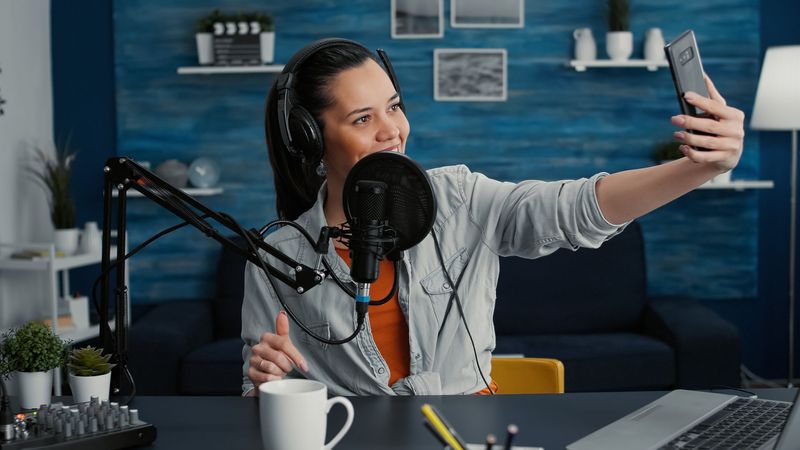 How To Become A Successful Content Creator In 8 Easy Steps