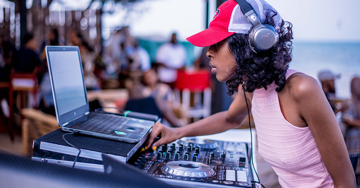 5 Easy Ways to Get DJing Gigs in 2025