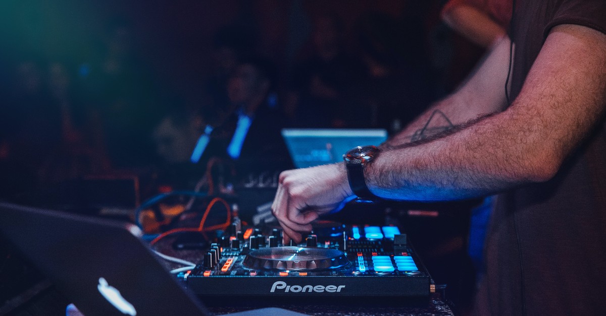 Como se tornar um DJ: 10 dicas para começar a trabalhar como DJ em 2025